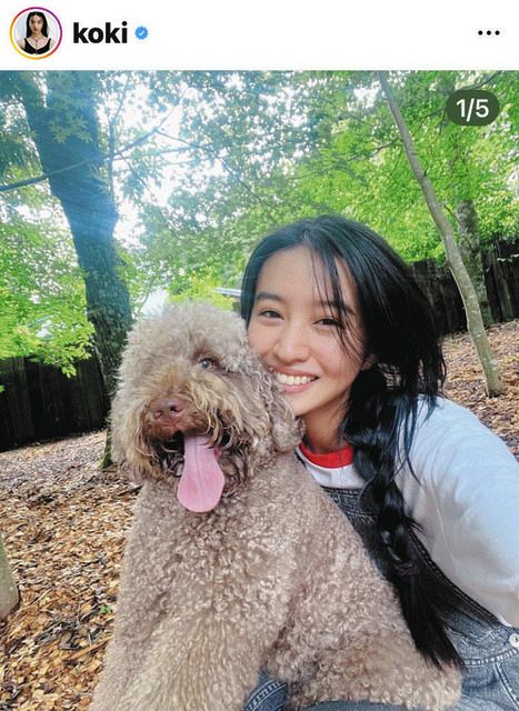 Koki,「わんちゃんと森林浴」【写真】：中日スポーツ・東京中日スポーツ