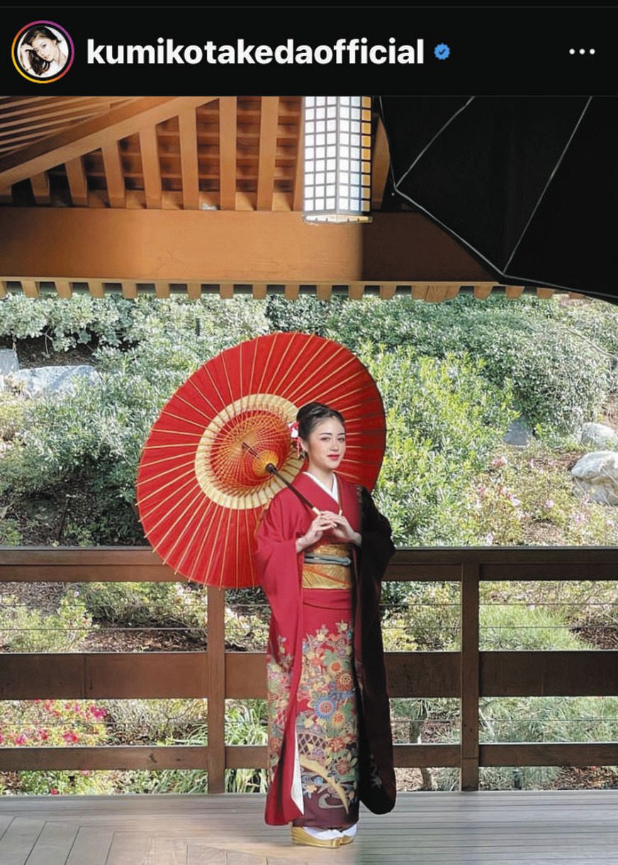 【写真】日本庭園をバックに武田久美子、娘のソフィアさん：中日スポーツ・東京中日スポーツ