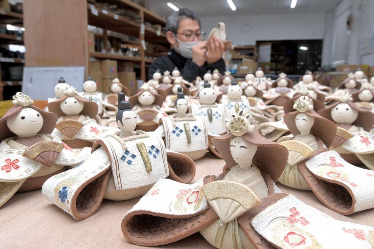 Shigaraki ware dolls are in peak shipping season：中日新聞Web
