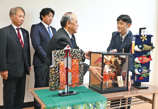 五月人形など児相一時保護所に 金沢の3LC贈る：北陸中日新聞Web