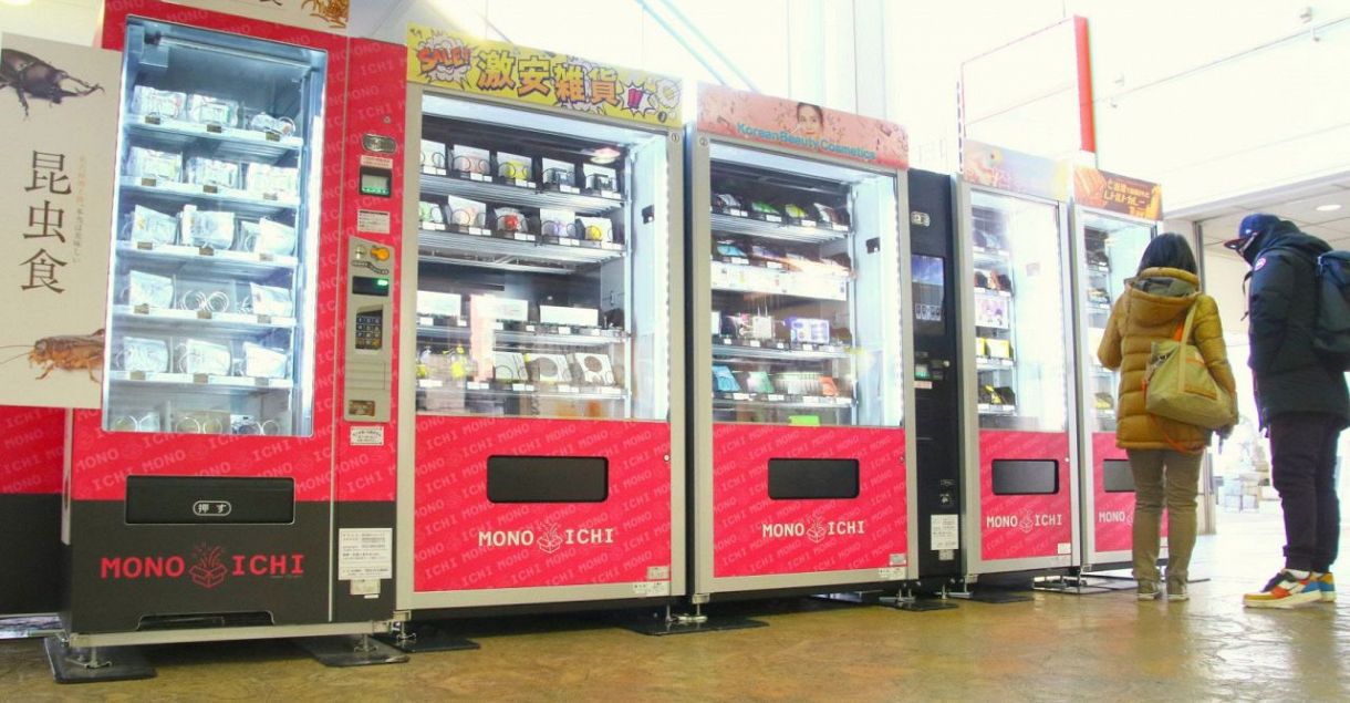 Insect food vending machine in downtown Nagoya：中日新聞Web