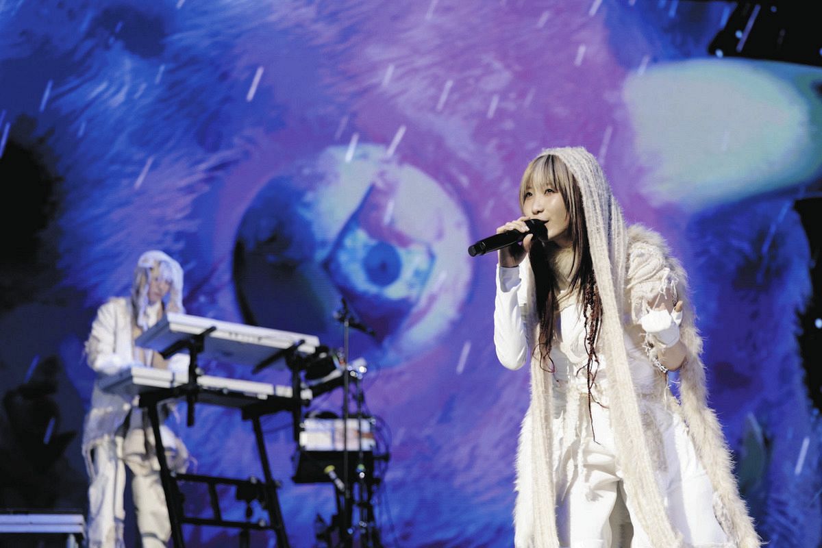 ロスでパフォーマンスするYOASOBI、Ado【写真】：中日スポーツ・東京中日スポーツ