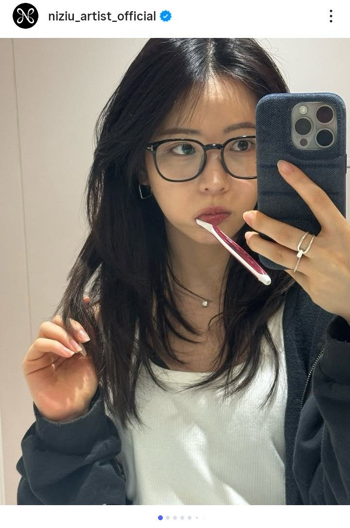 NiziU・MAYA、歯みがきと上目遣いのドアップショット【写真】：中日スポーツ・東京中日スポーツ
