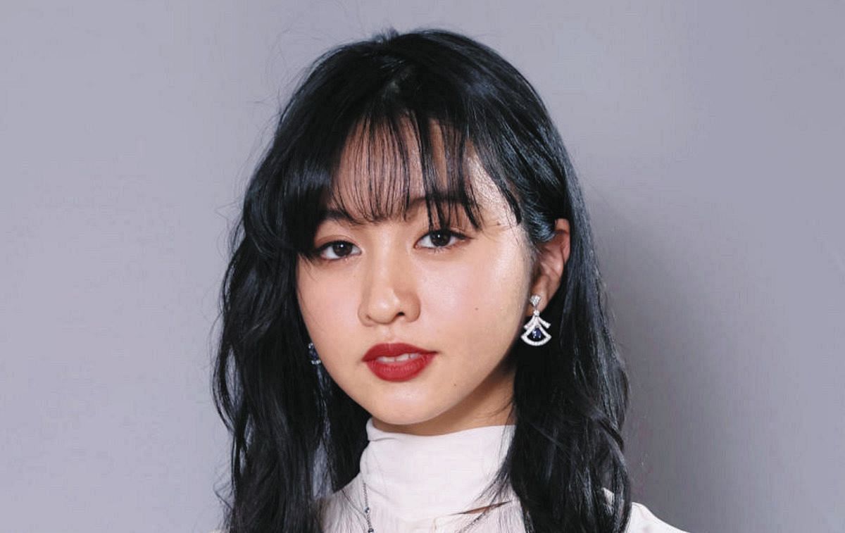 Koki，オフホワイトのTシャツ、明るいブルーのデニムパンツ…「コーチ」の夏コーデでスマイル：中日スポーツ・東京中日スポーツ