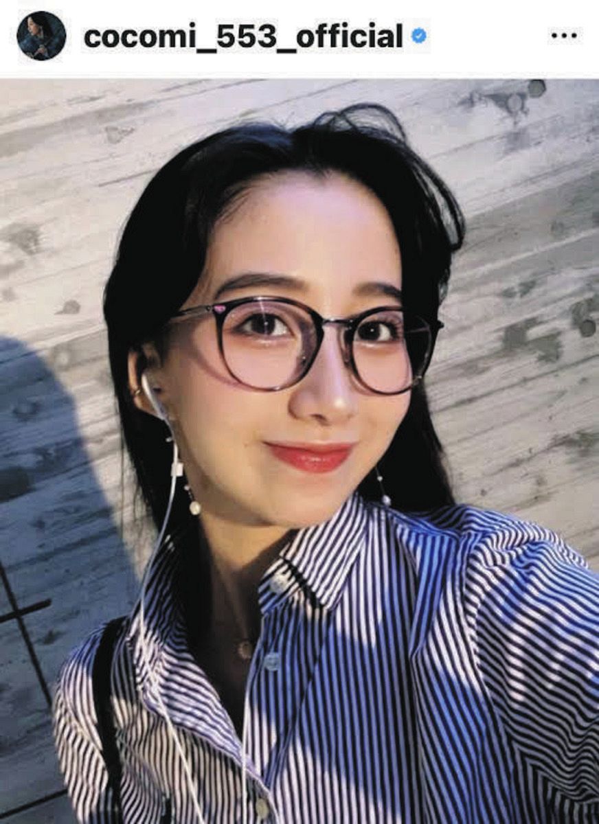 Cocomi、紺のストライプシャツ＆メガネ【写真】：中日スポーツ・東京中日スポーツ