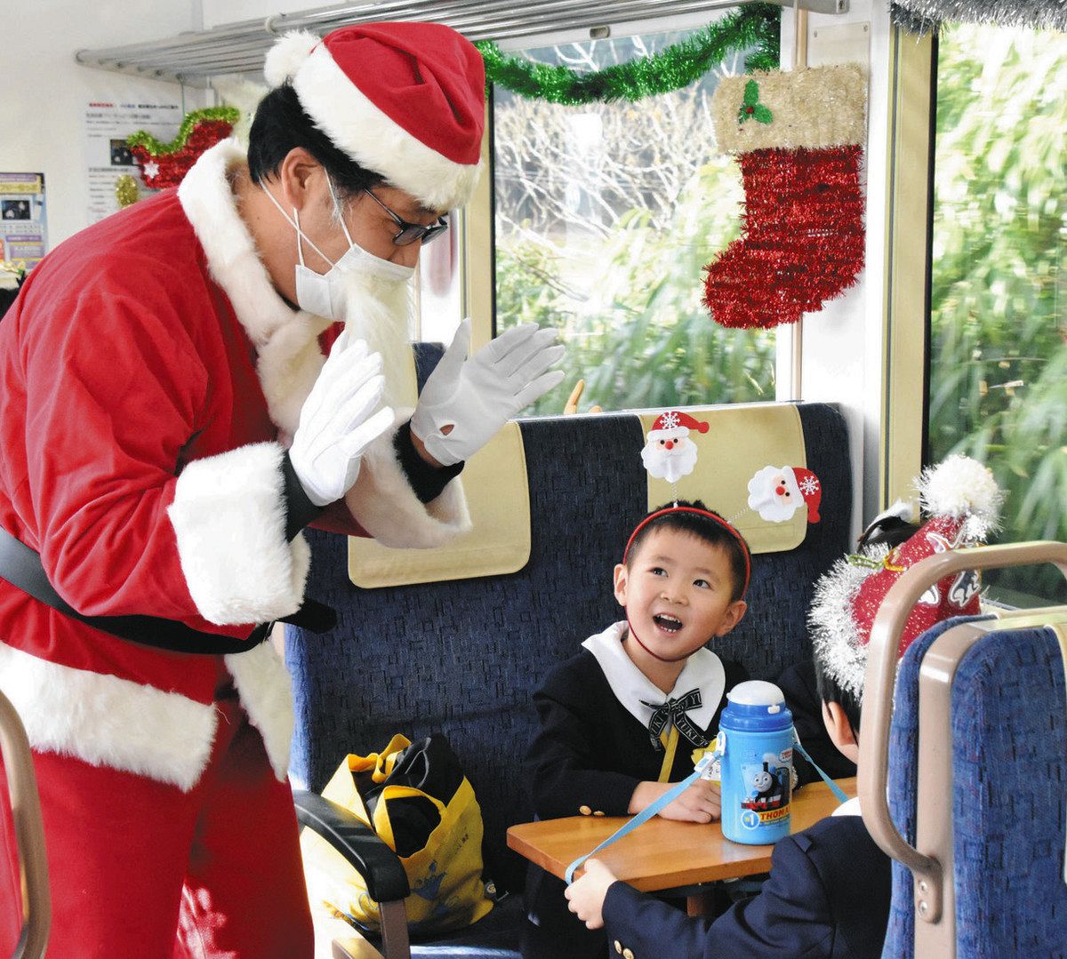 のと鉄「サンタ列車」出発！ 仮装や装飾 にぎやか：北陸中日新聞Web