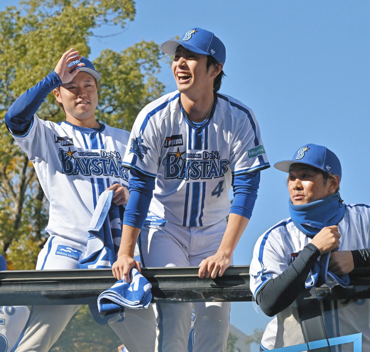 DeNA、令和のパレード 26年前にはなかった光景…度会「盛り上がってますか？」 山本もマイクパフォーマンス：中日スポーツ・東京中日スポーツ