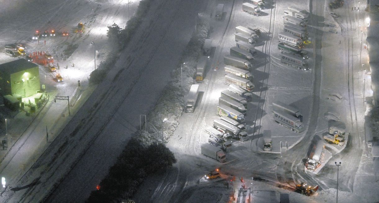 岐阜の名神高速で通行止め、最大6.6kmの立ち往生 「11時から全く動いていない」：中日新聞Web