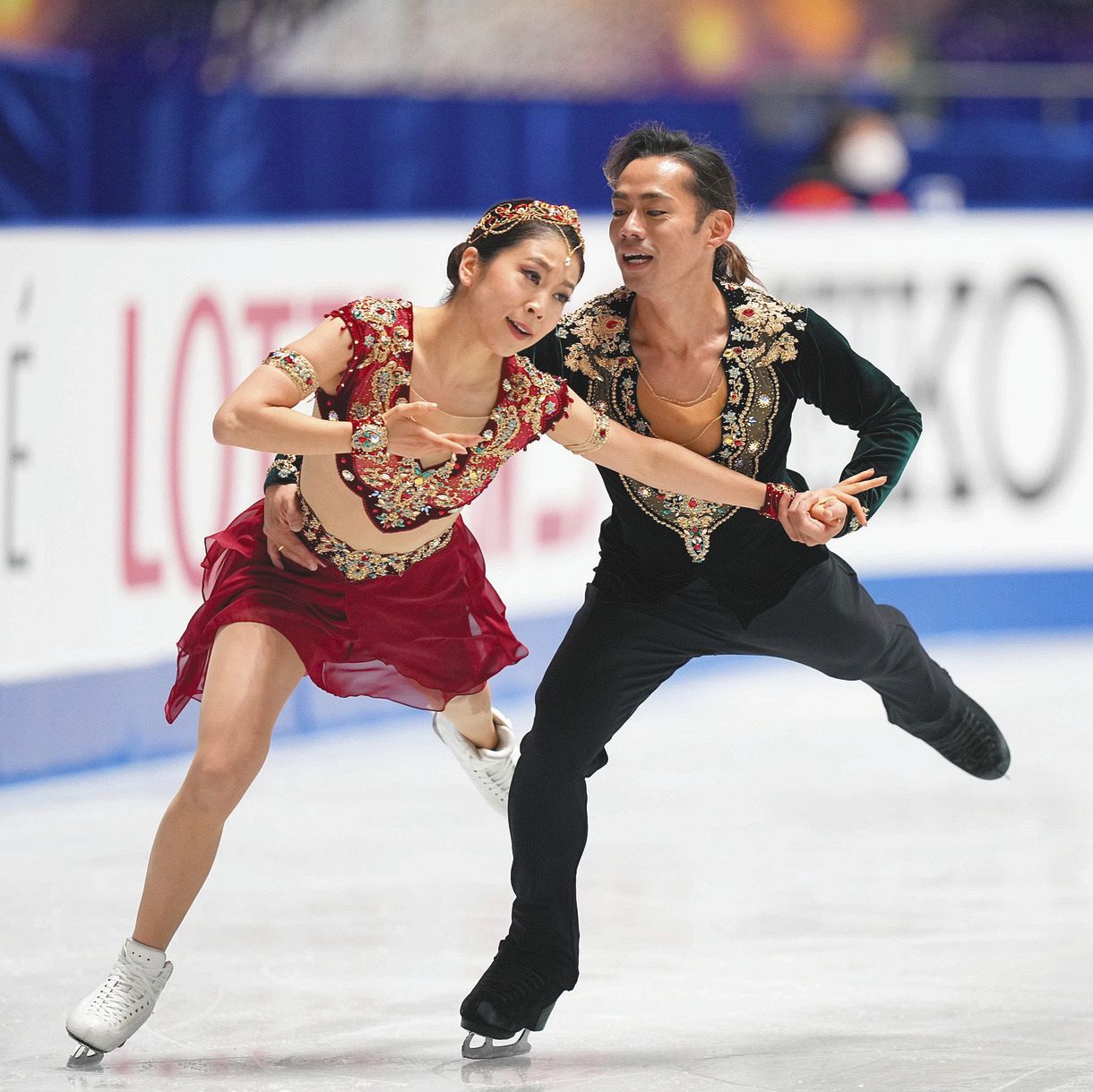 村元哉中、高橋大輔組は深紅にキラキラ 本番衣装で調整 リフトの難易度を上げた演技にも注目【フィギュアnhk杯】:中日スポーツ・東京中日スポーツ