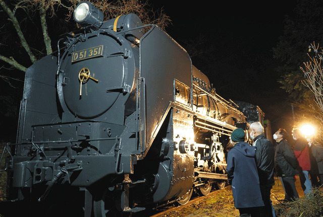 光に浮かぶ黒きD51 南木曽のSL公園でライトアップ：中日新聞Web