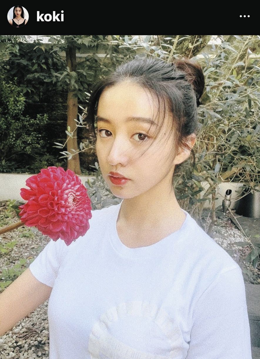 【写真】Koki，赤いダリアとのツーショット：中日スポーツ・東京中日スポーツ