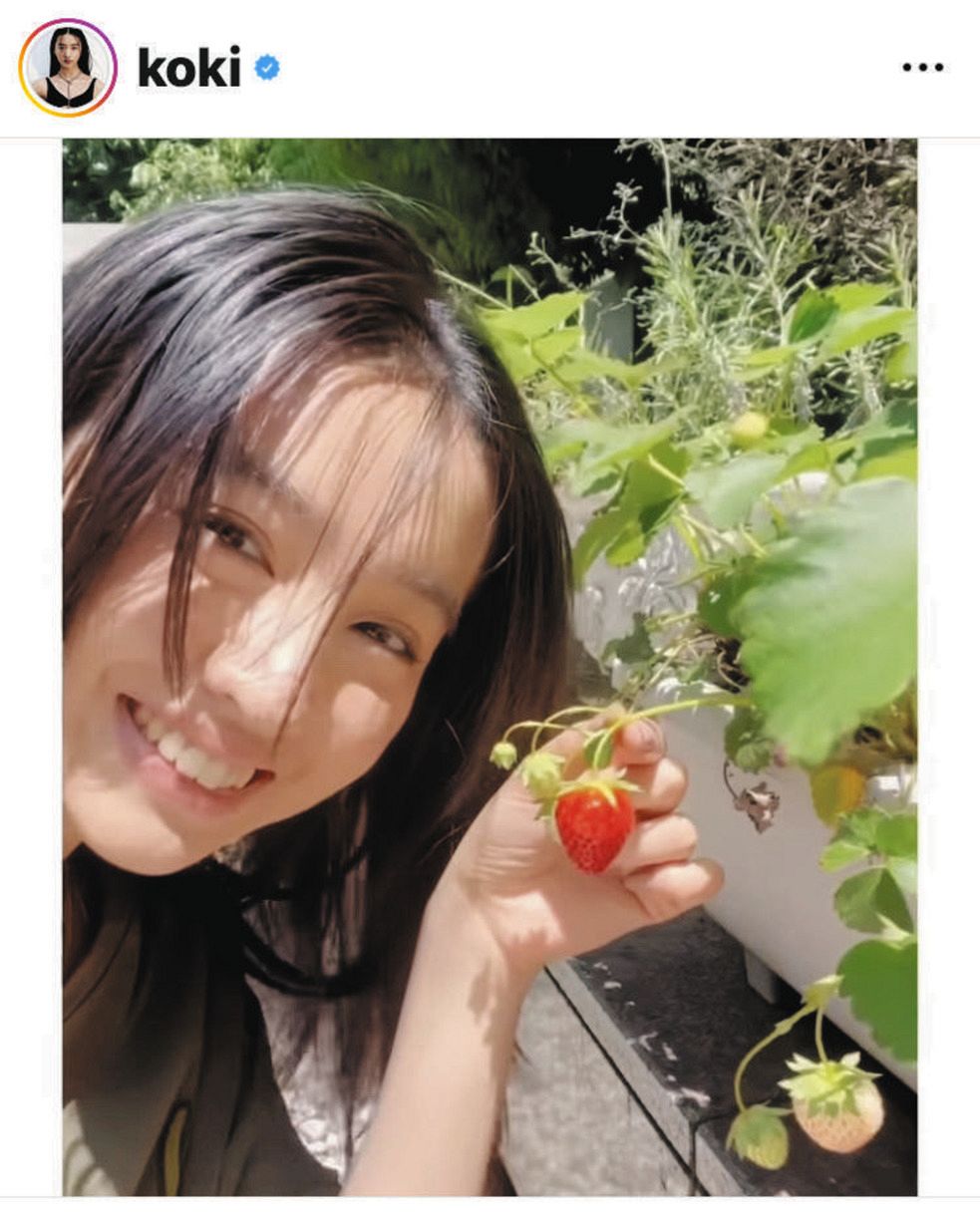 【写真】自宅庭に実ったイチゴを見て笑顔のKoki，：中日スポーツ・東京中日スポーツ