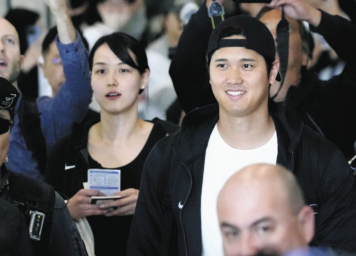 大谷翔平、新妻とともに韓国入り 空港で”大谷フィーバー”巻き起こる ファンら大歓声と横断幕で歓迎:中日スポーツ・東京中日スポーツ