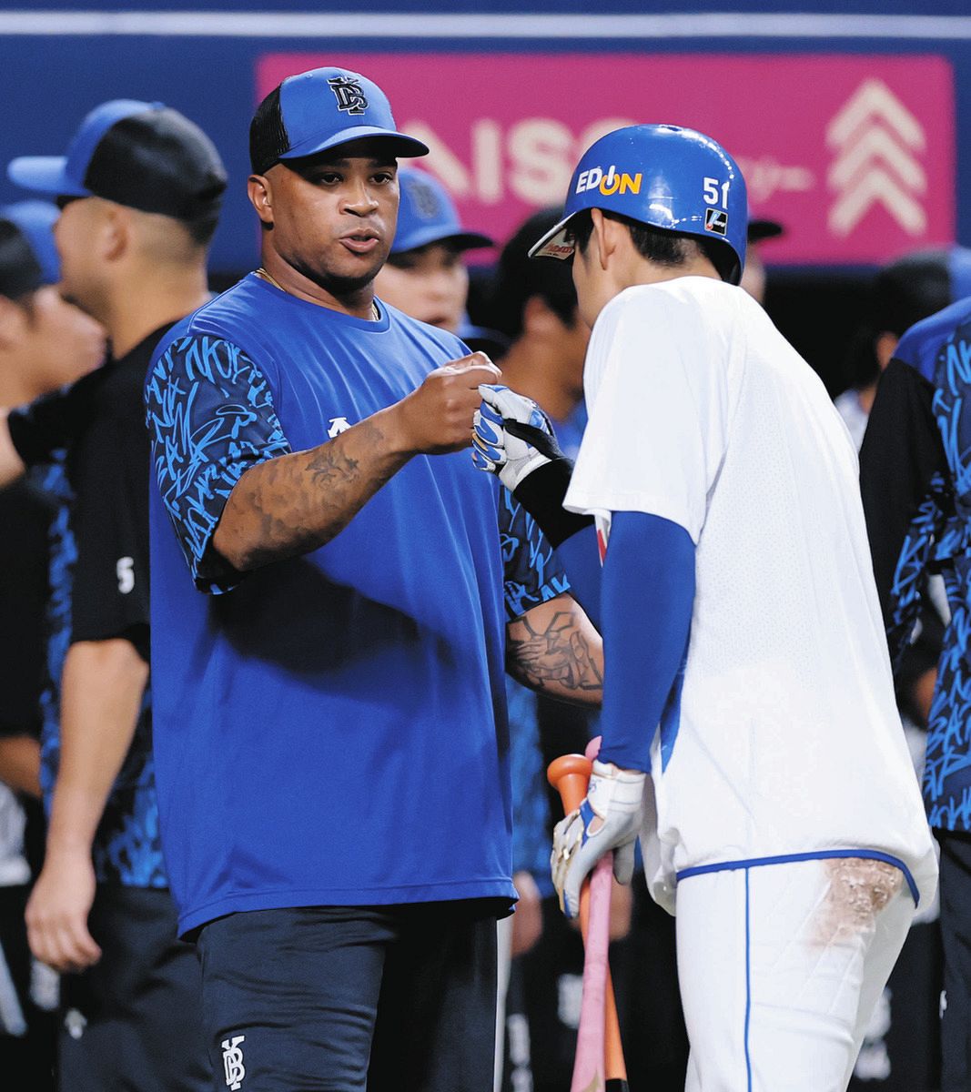 9・18試合前、中日・上林誠知とDeNA4番・ビシエドがグータッチ【写真】：中日スポーツ・東京中日スポーツ