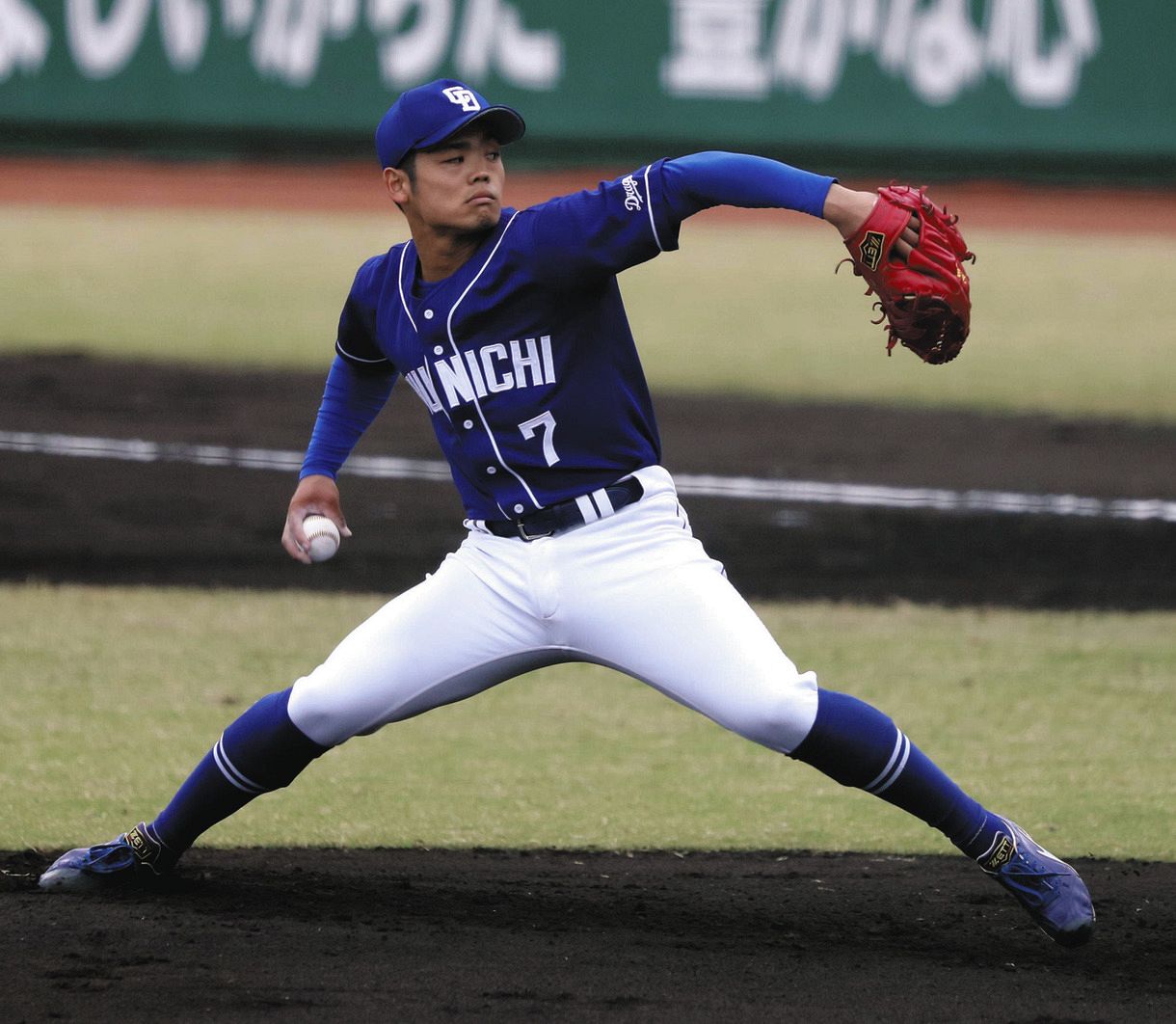 【中日】先発・根尾、初回いきなり無死1、3塁の大ピンチも無失点で切り抜ける DeNA4番・蛯名を空振り三振：中日スポーツ・東京中日スポーツ