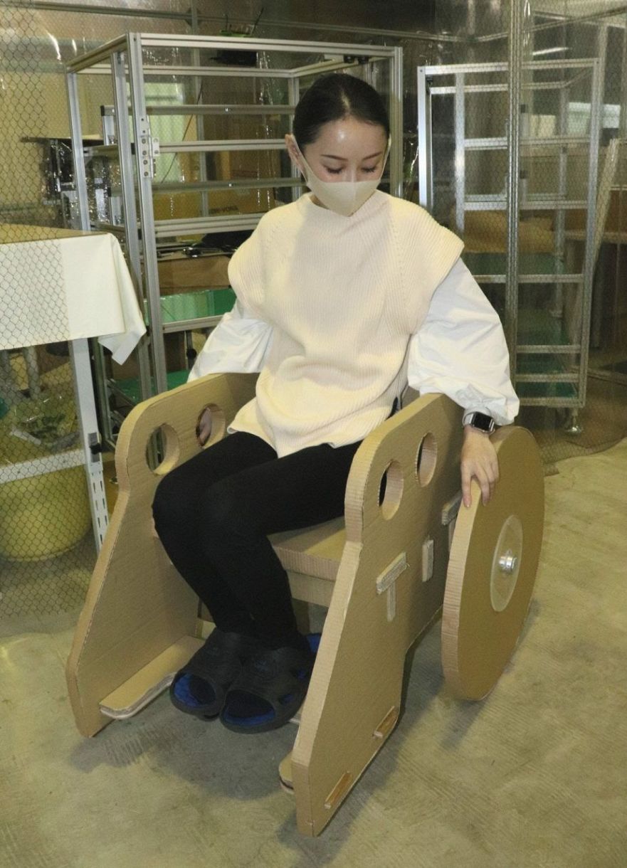 Developed wheelchair made of corrugated cardboard：中日新聞Web