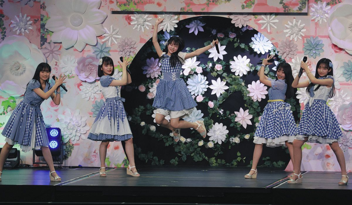 『AKB48』19期研究生の5人がお披露目「ギンガムチェック」熱唱 夜公演では岡部麟と小田えりなの卒業セレモニー：中日スポーツ・東京中日スポーツ