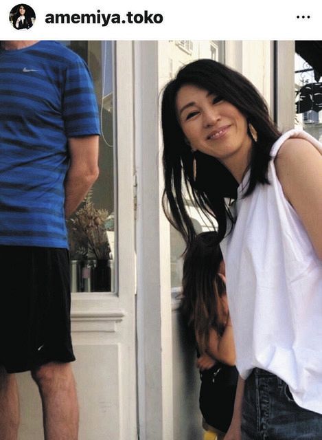 【写真】パリの街角で笑顔の雨宮塔子：中日スポーツ・東京中日スポーツ