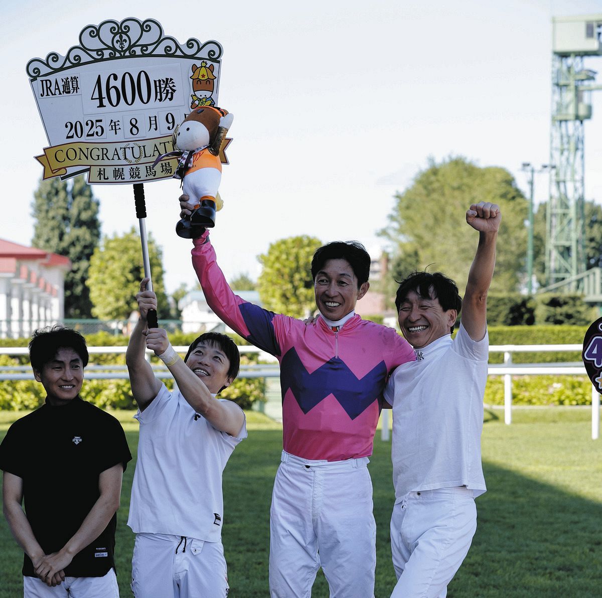 武豊が前人未到のJRA通算4600勝を達成 「一つ勝つのは大変ですから。重みを感じる1勝です」札幌競馬場は重賞のような拍手が沸き起こる：中日スポーツ・東京中日スポーツ