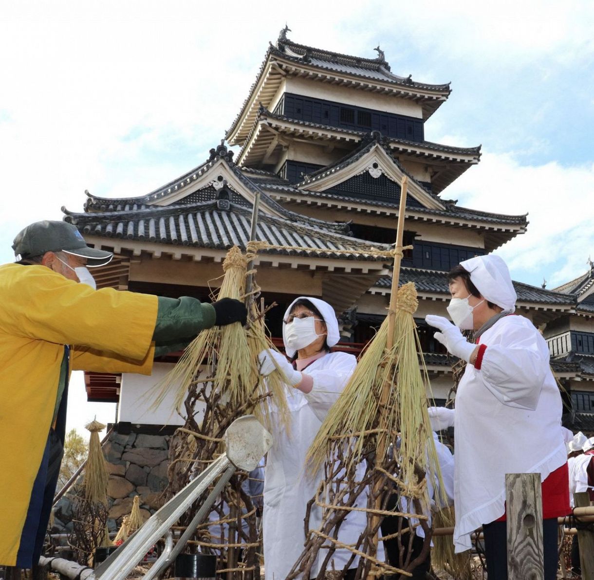 Preparing for Winter at Matsumoto Castle, a National Treasure：中日新聞Web
