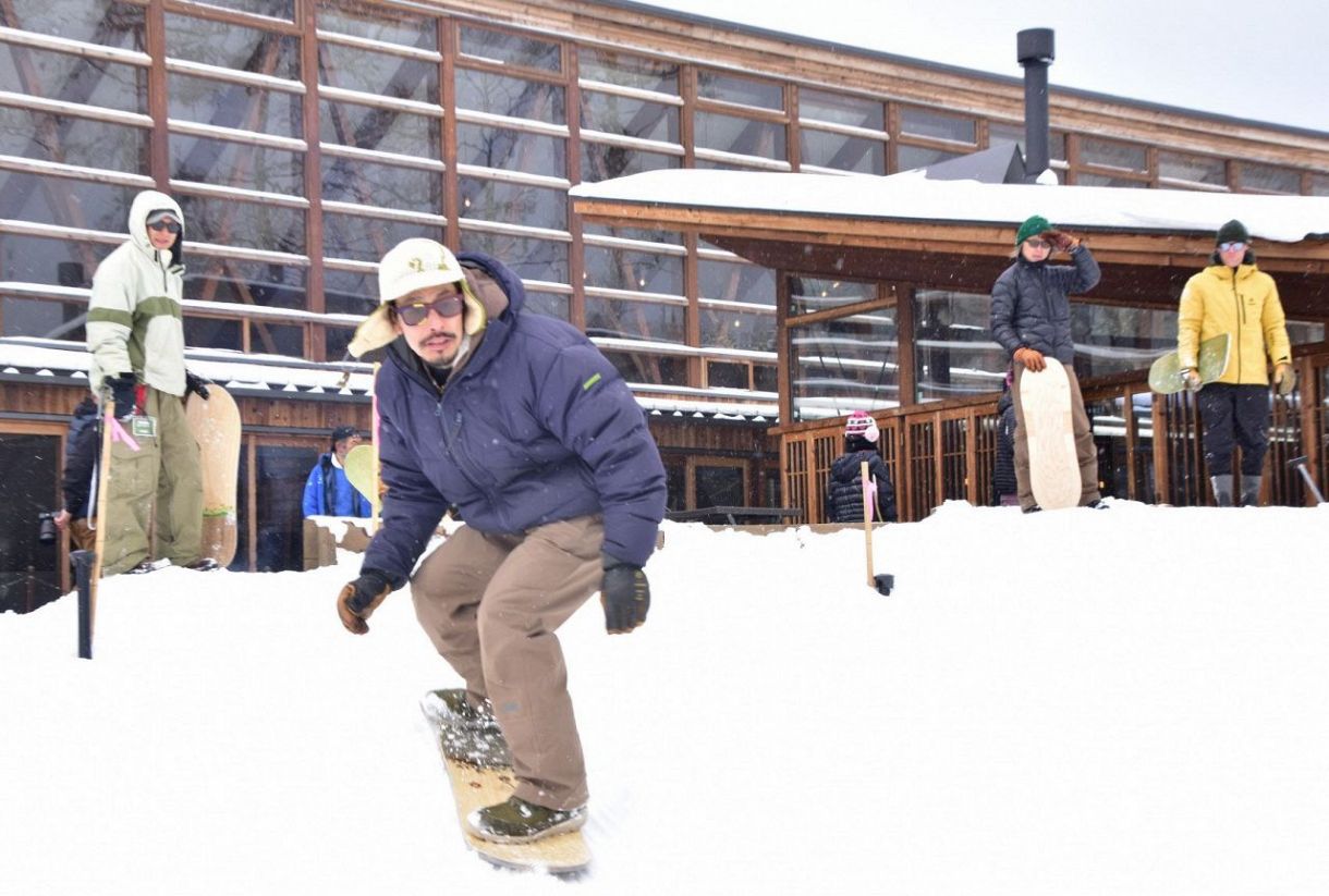 Japan's First Permanent Snow Park Offers Snow Surfing Experience：中日新聞Web