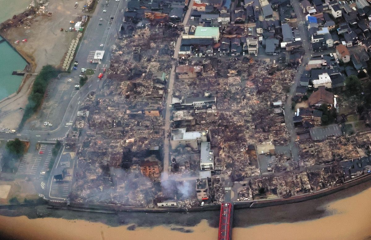 【能登半島地震・上空ルポ】「72時間」迫る中で懸命の救出活動 山崩れが行く手を阻む：北陸中日新聞Web