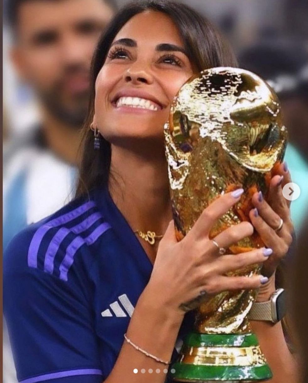 【写真】メッシ妻がw杯トロフィーとの最強2ショット:中日スポーツ・東京中日スポーツ