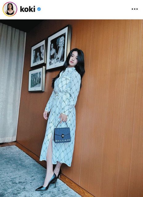 【写真】美脚チラリKoki，のハイファッションコーデ：中日スポーツ・東京中日スポーツ