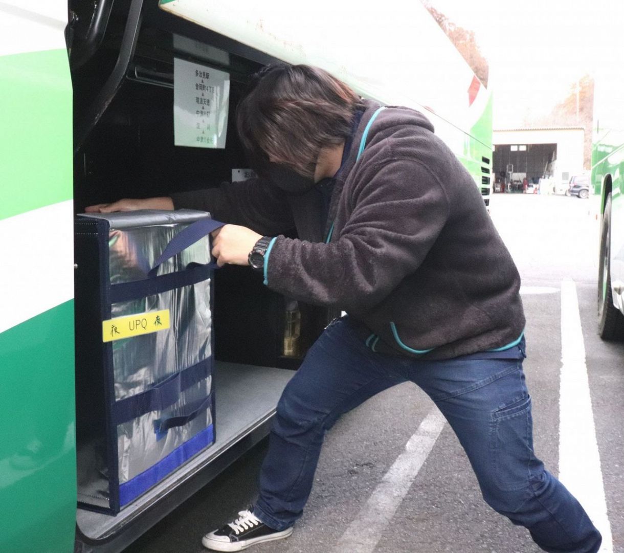 Long-Distance Buses Carry Strawberries as Well as Passengers：中日新聞Web