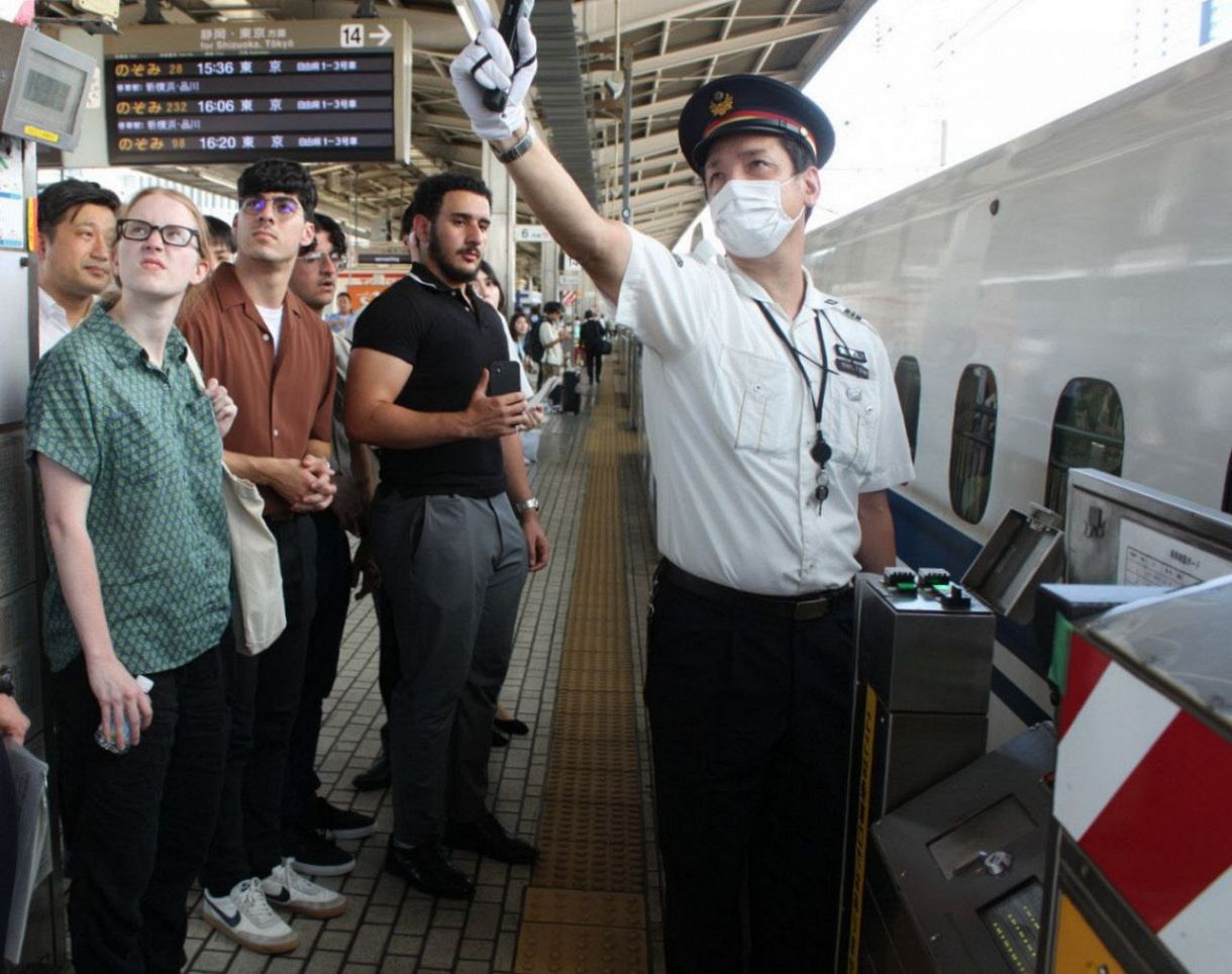 U.S. University Students Learn about Japan's Railroad Business：中日新聞Web