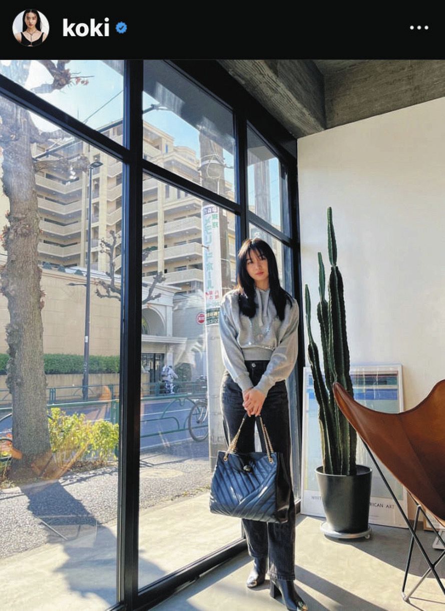 【写真】カジュアルデニムコーデのKoki，：中日スポーツ・東京中日スポーツ