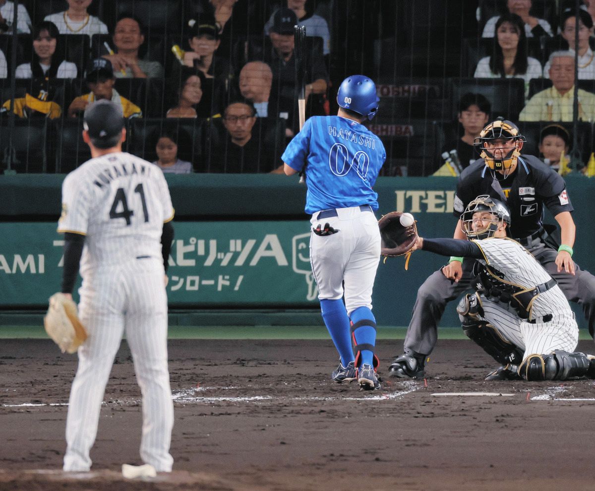阪神・村上頌樹、64キロ超スローボールがDeNA・林の背中に当たる【写真】：中日スポーツ・東京中日スポーツ