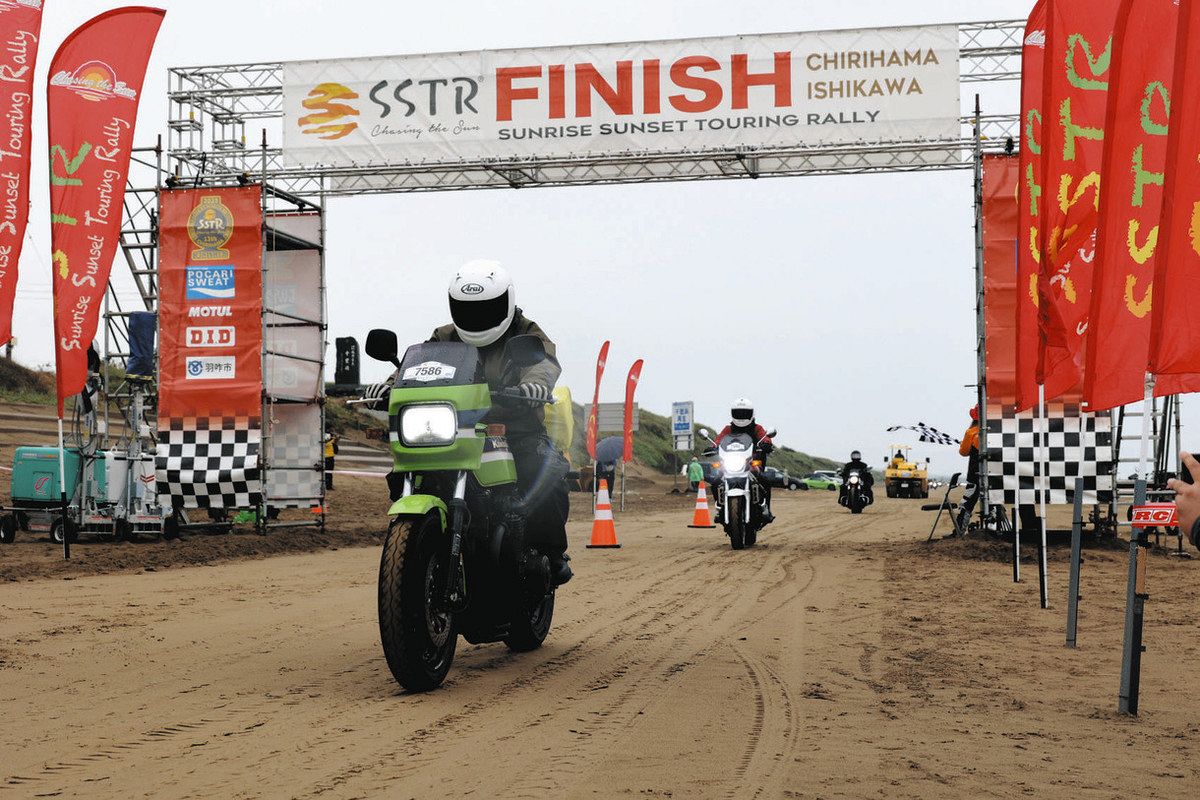 雨の中 ライダー続々 SSTR開幕 住民ら歓迎 千里浜にぎわう：北陸中日新聞Web