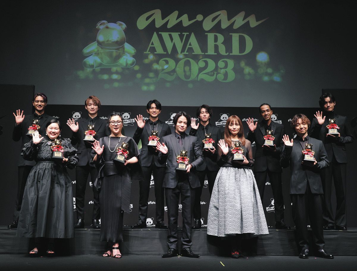 Sexy Zoneの菊池風磨がトロフィーを手によろこび『anan AWARD 2023』【写真】：中日スポーツ・東京中日スポーツ