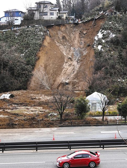 幅２０メートル、高さ４０メートルにわたって土砂が崩れた東長江町の高田団地付近の斜面＝１日午前９時１７分、金沢市で 