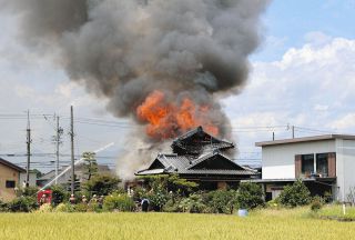 三重県鈴鹿市で住宅火災　住民の80代男性と連絡が取れず
