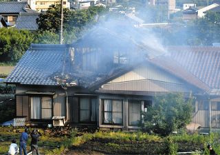 「屋根が燃えて火が出ている」　岐阜県可児市で民家火災