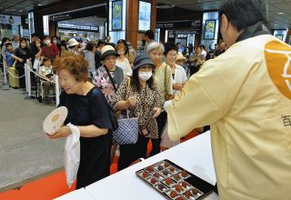 ルビーロマン 試食に行列　金沢駅で知事らＰＲ