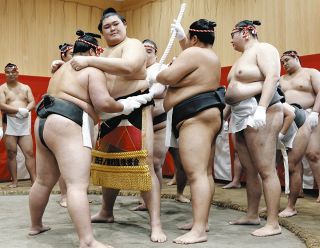 大の里、横綱土俵入り太刀持ちは師匠・稀勢の里のときと同じ高安、「堂々と」との助言に「感謝しかない」　【大相撲】
