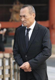 「ケイダッシュ」グループの川村龍夫会長の通夜、しめやかに執り行われる 渡辺謙は「僕がこうやって仕事ができているのは川村さんのおかげ」、高橋克典は「昭和の時代の芸能界をけん引した方」